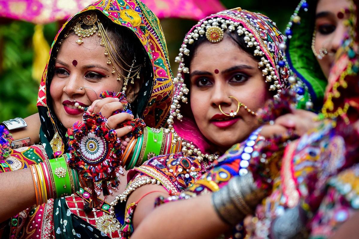Ensayos del baile tradicional de Garba para el festival hindú de ...