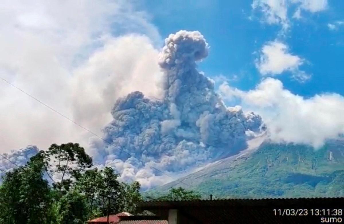 Volcán indonesio Merapi entra en erupción