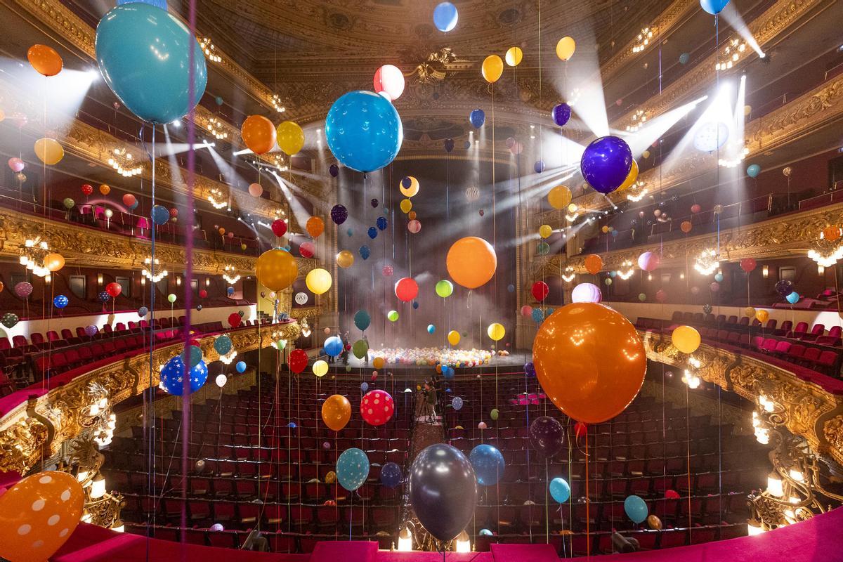 La artista brasileña Flávia Junqueira llena de globos el Liceu