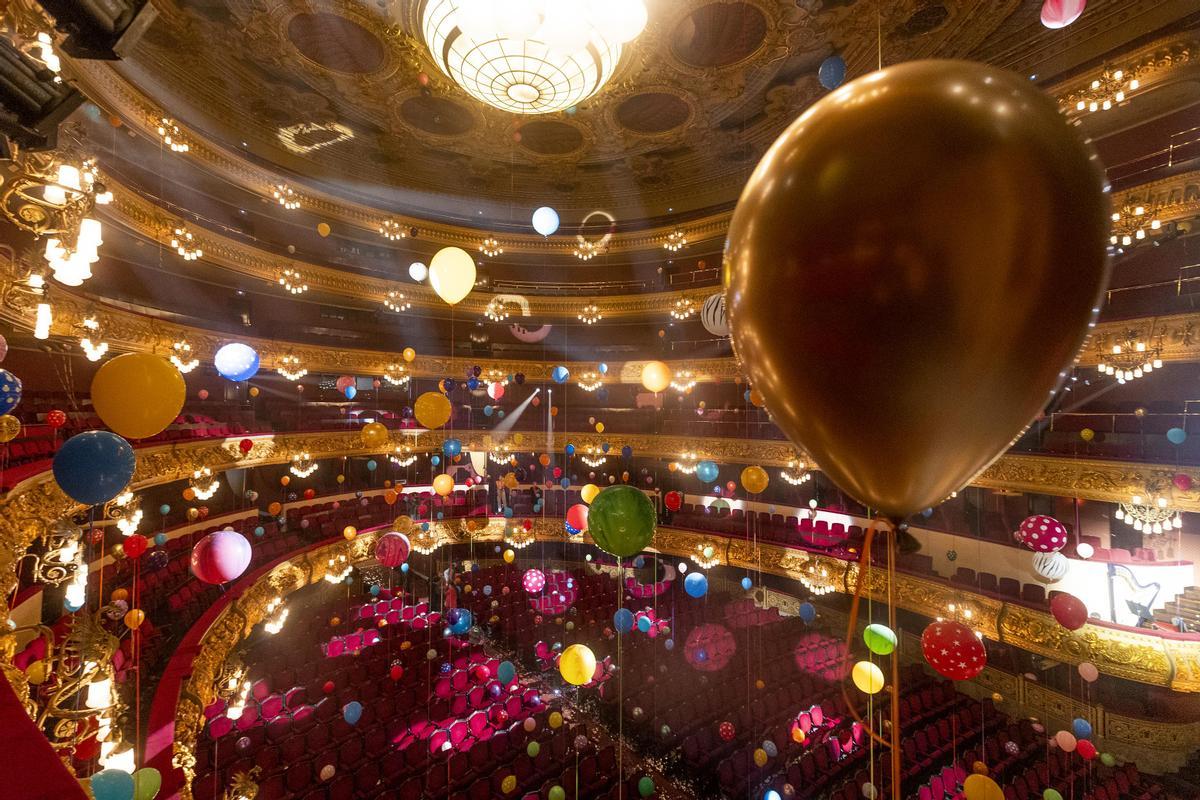 La artista brasileña Flávia Junqueira llena de globos el Liceu