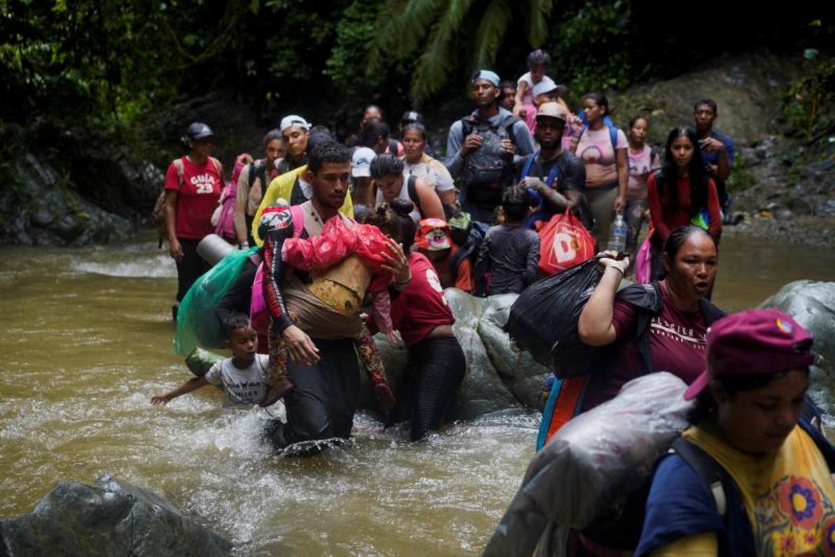 Migrantes cruzan el río Muerto en el Tapón del Darién, de viaje hacia ...