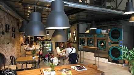 Los mejores comercios de Barcelona 2022: una droguería, un bar-lavandería y una granja centenaria