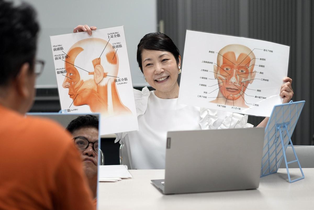 Clases para sonreír tras el fin de la mascarilla en Japón | FOTOS