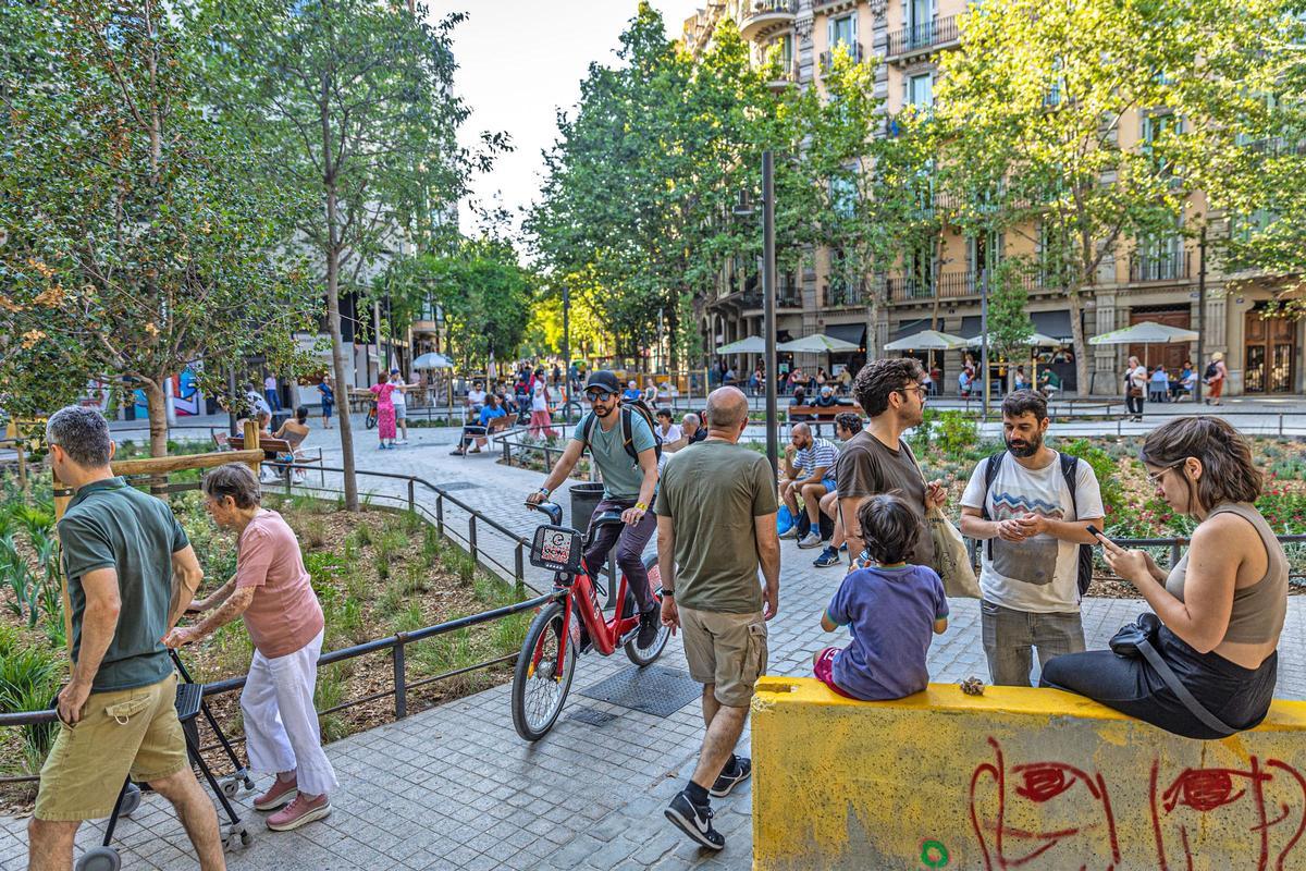 Escenas inesperadas de la Superilla del Eixample | FOTOS