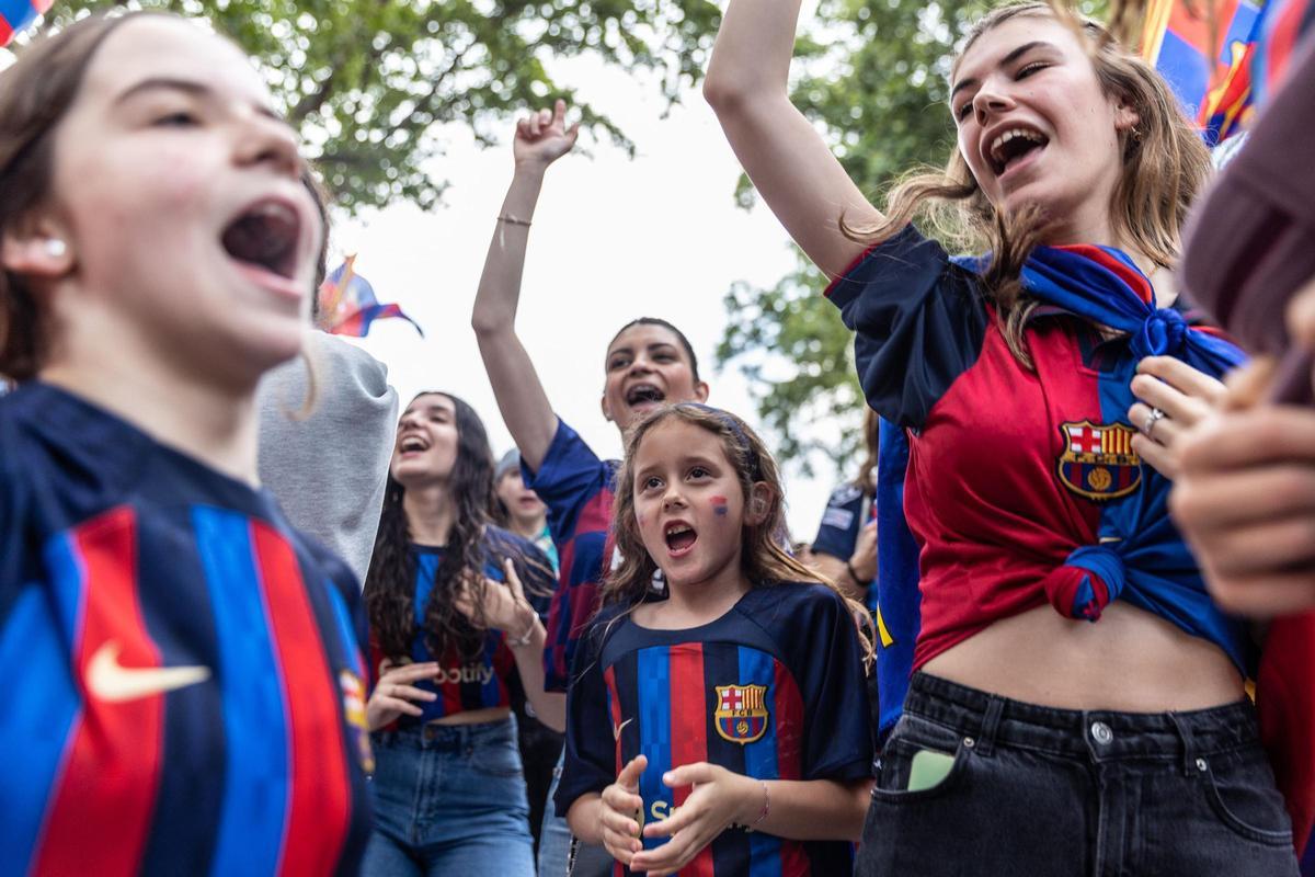 Congregación culé en Canaletes para celebrar la segunda Champions