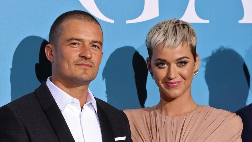 El bebé de Katy Perry y Orlando Bloom hace 'la peineta'