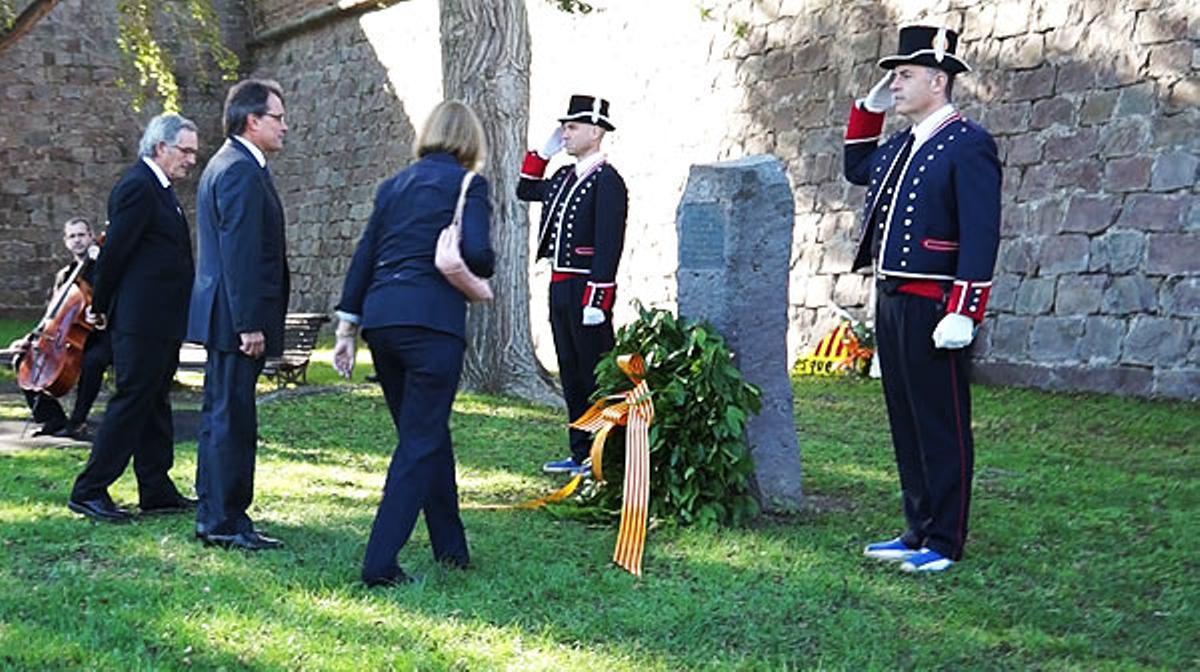 Homenatge a Lluís Companys al fossat de Santa Eulàlia, on va ser afusellat Homenatge a Lluís Companys al fossat de Santa Eulàlia, on va ser afusellat