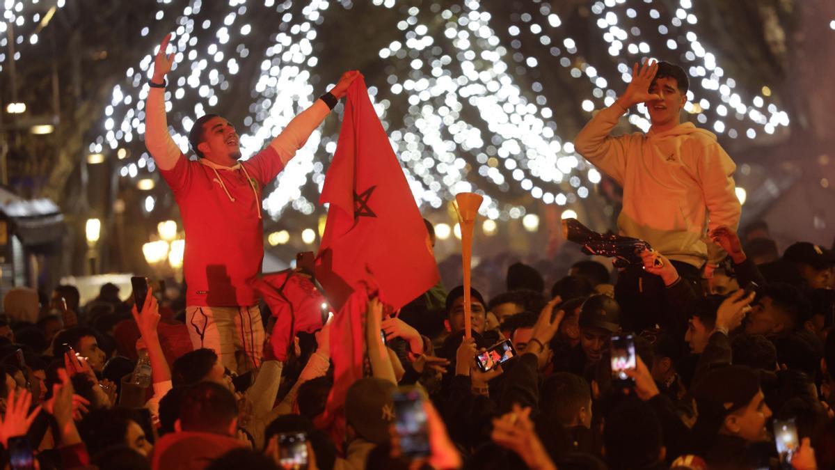 Seguidores marroquís celebran la victoria ante España / FOTOS