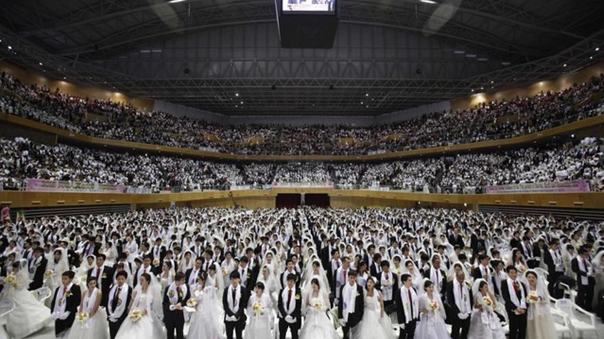 Primera boda de la secta Moon tras la muerte del fundador