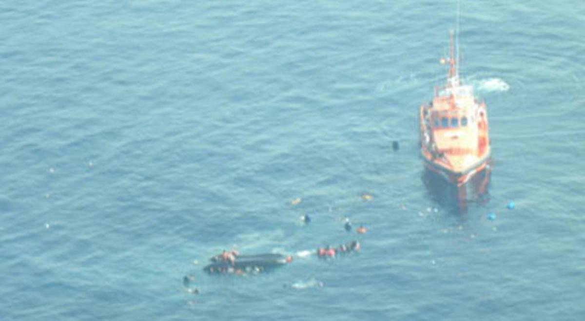 Salvamento Marítimo rescata una patera con 33 personas
