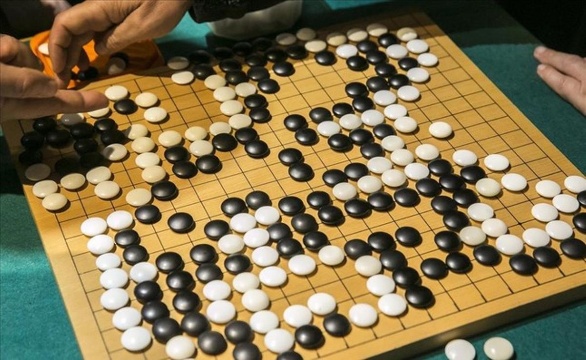 Alphago aprendió estrategia con videojuegos
