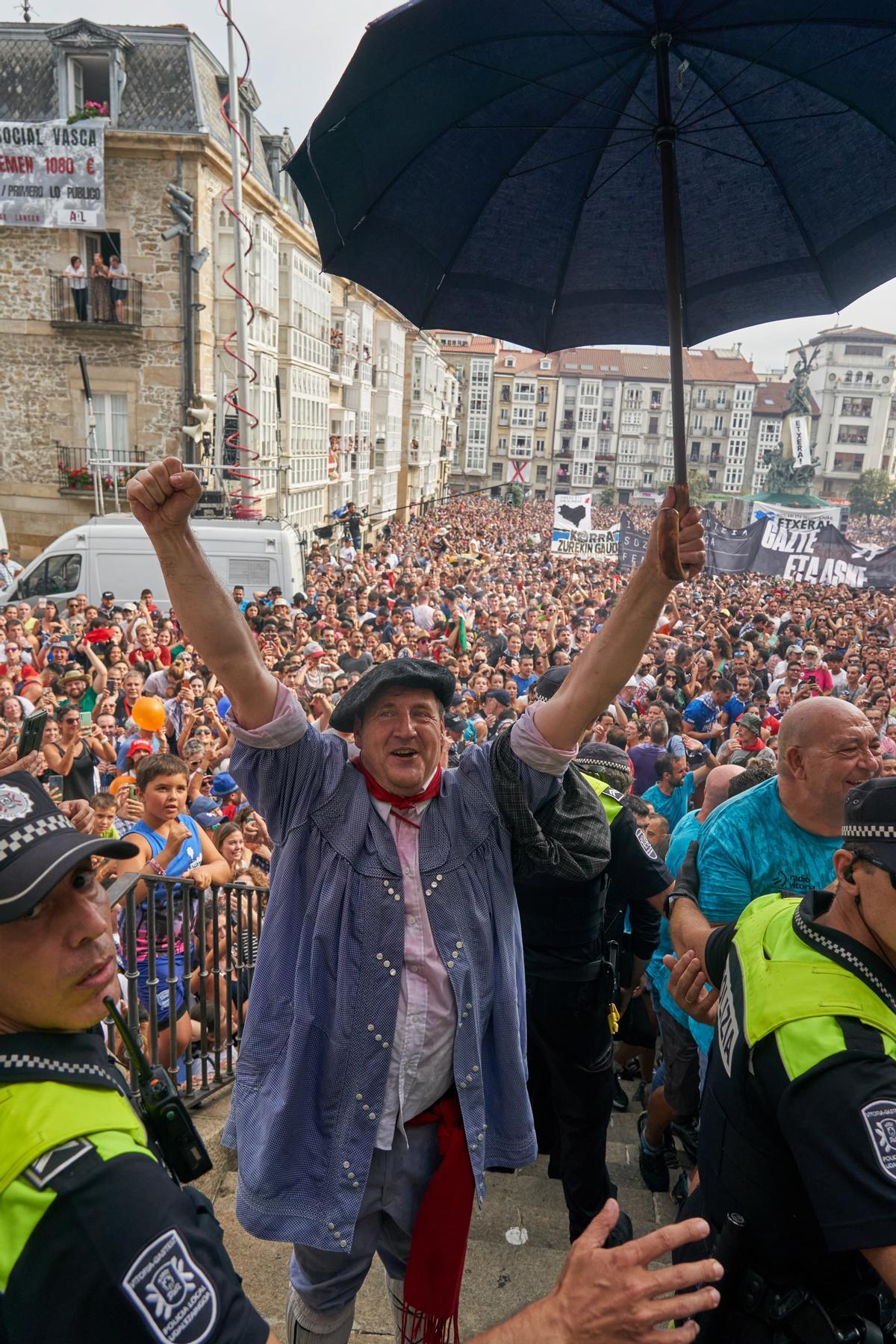 La bajada de Celedón da inicio a las fiestas de Vitoria | FOTOS