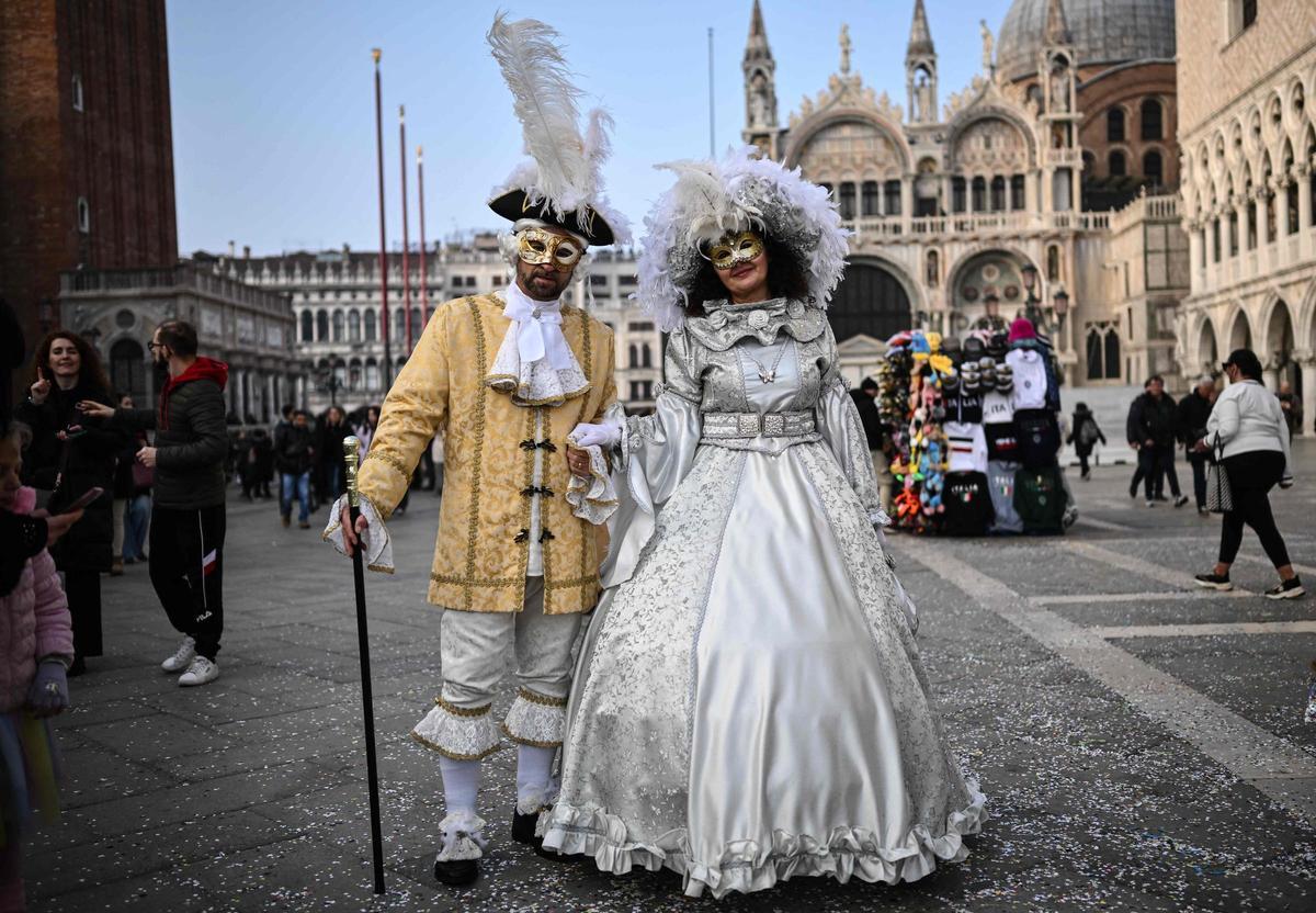 Trajes tradicionales desfilan durante el carnaval de Venecia | FOTOS