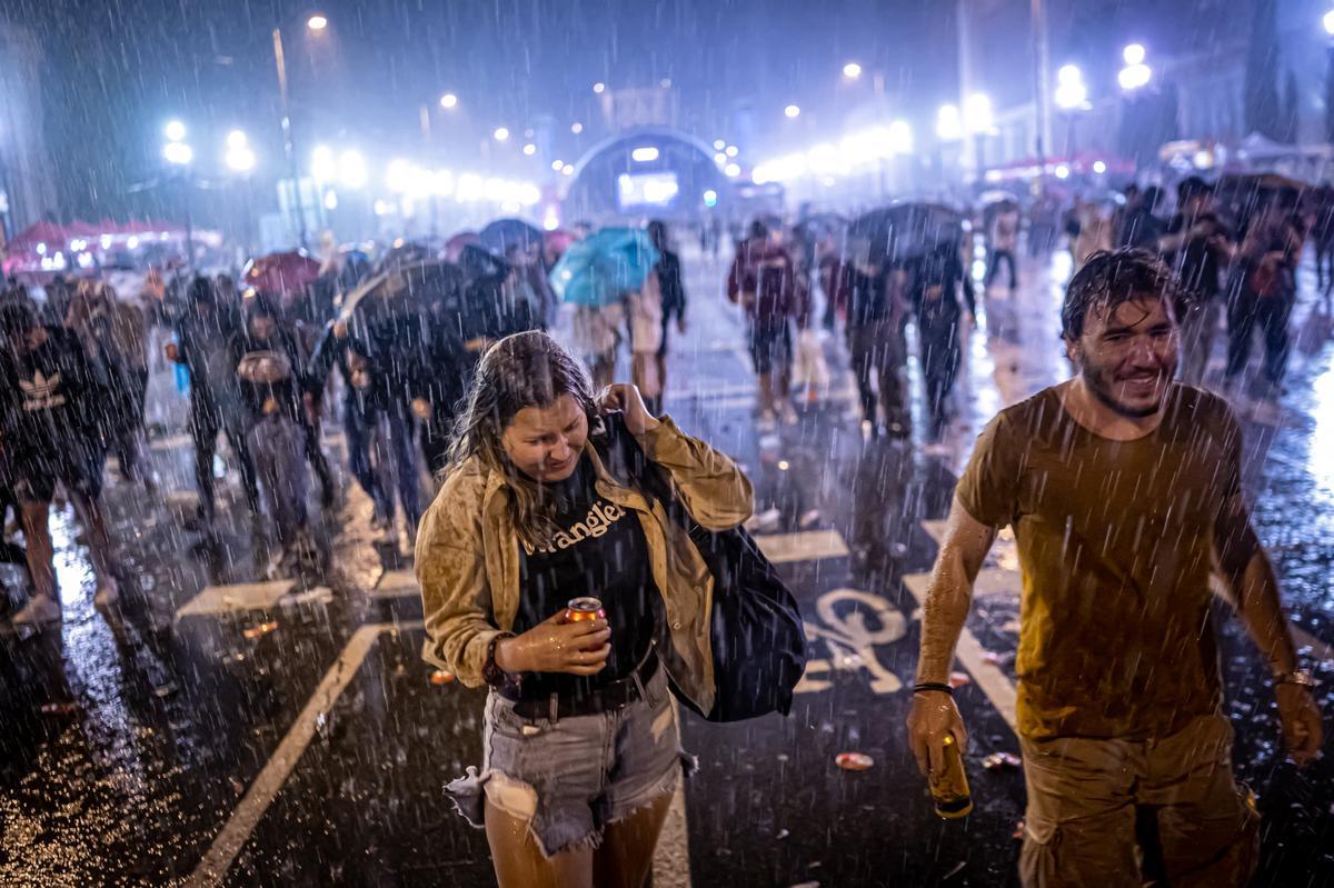 La lluvia protagonista del botellón estrella de la Mercè 2022 | FOTOS