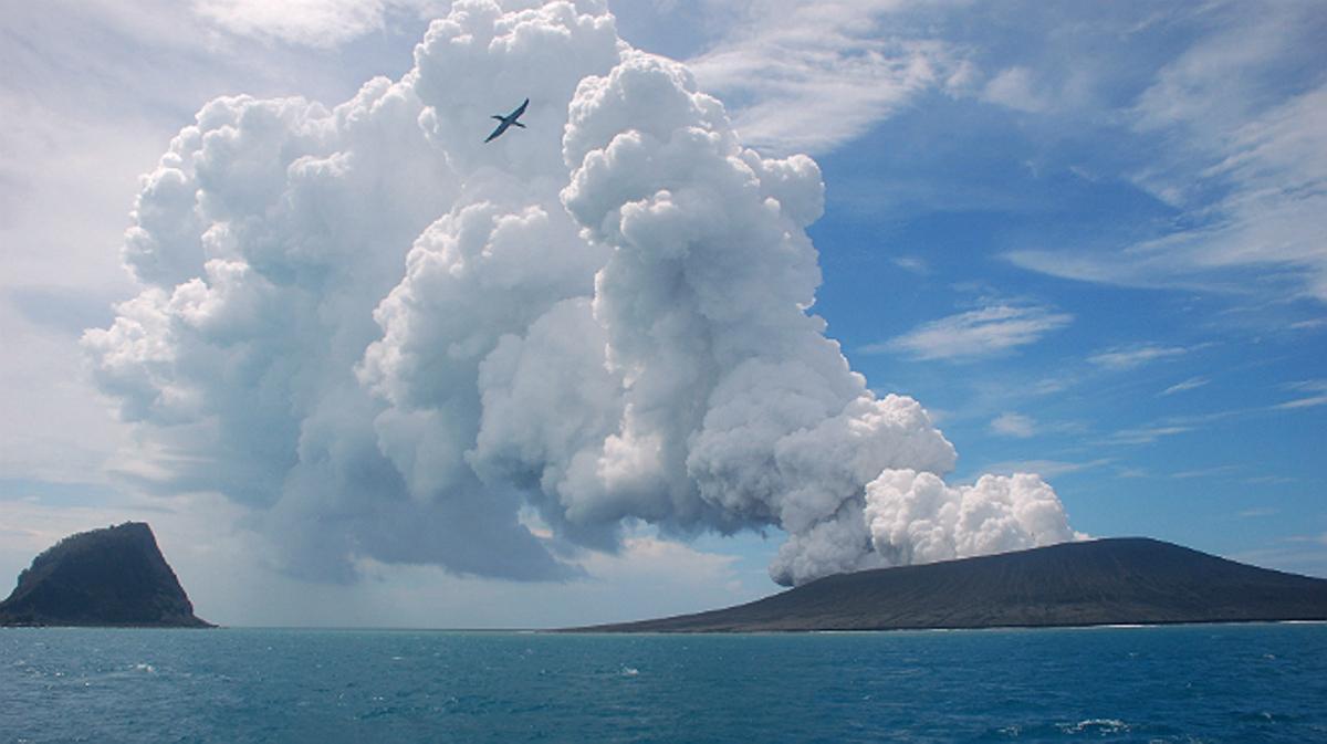 Un volcán en erupción crea una nueva isla en Tonga, en el Pacífico Sur