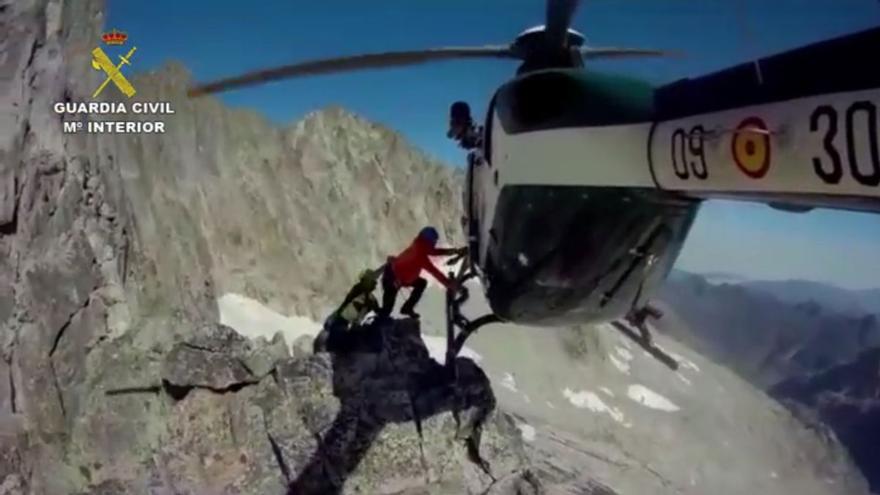 Impresionante rescate en helicóptero de la Guardia Civil en Pirineos