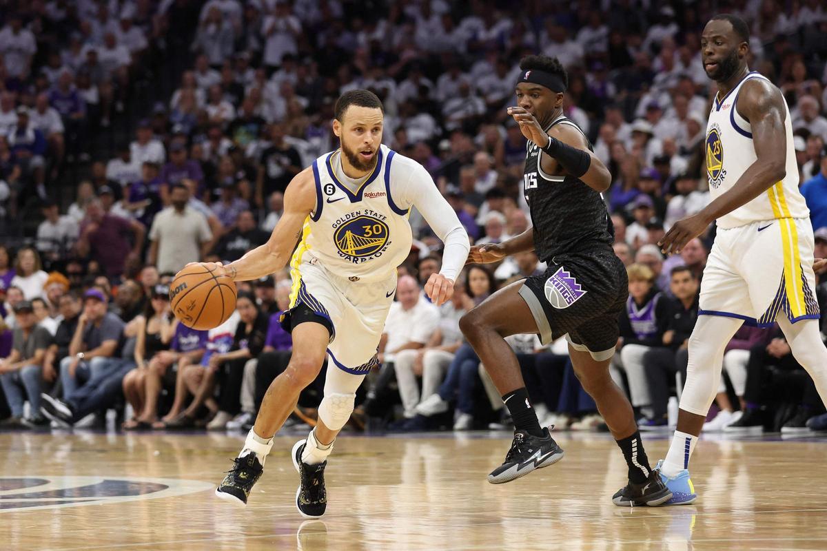 Un legendario Curry firma 50 y destroza a los Kings en el séptimo partido