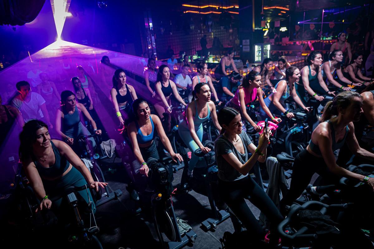 Sesión de ciclismo 'indoor' de Lapso Studios en la discoteca Bling Bling | FOTOS