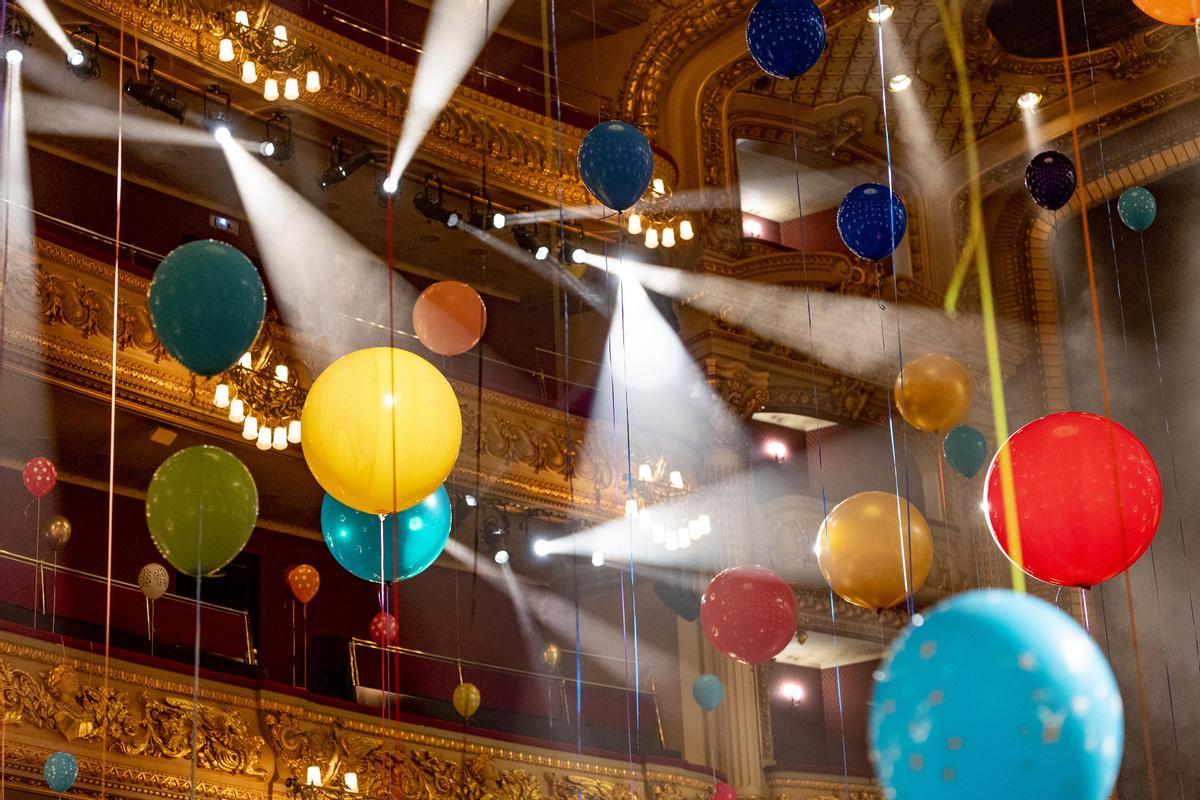 La artista brasileña Flávia Junqueira llena de globos el Liceu