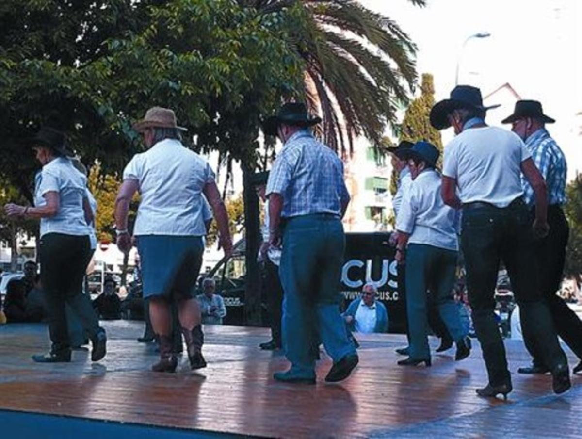 Mayores y pequeños bailarán country juntos