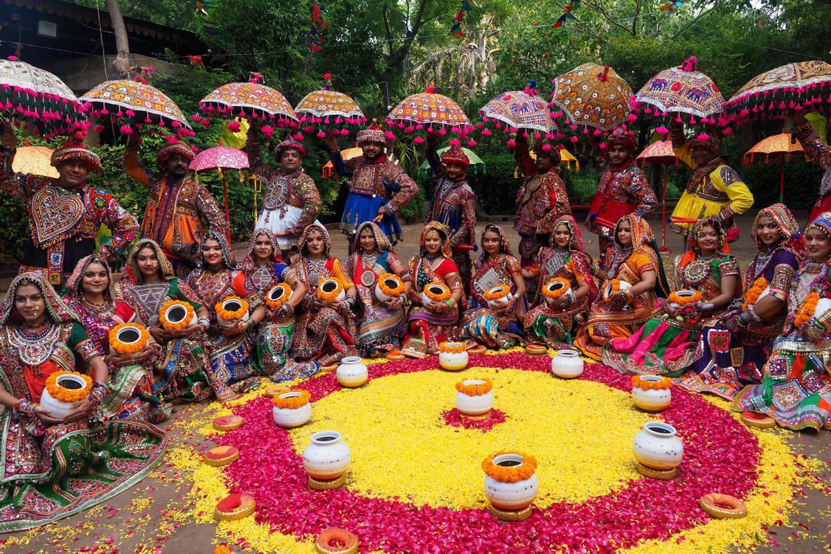 Ensayos del baile tradicional de Garba para el festival hindú de ...