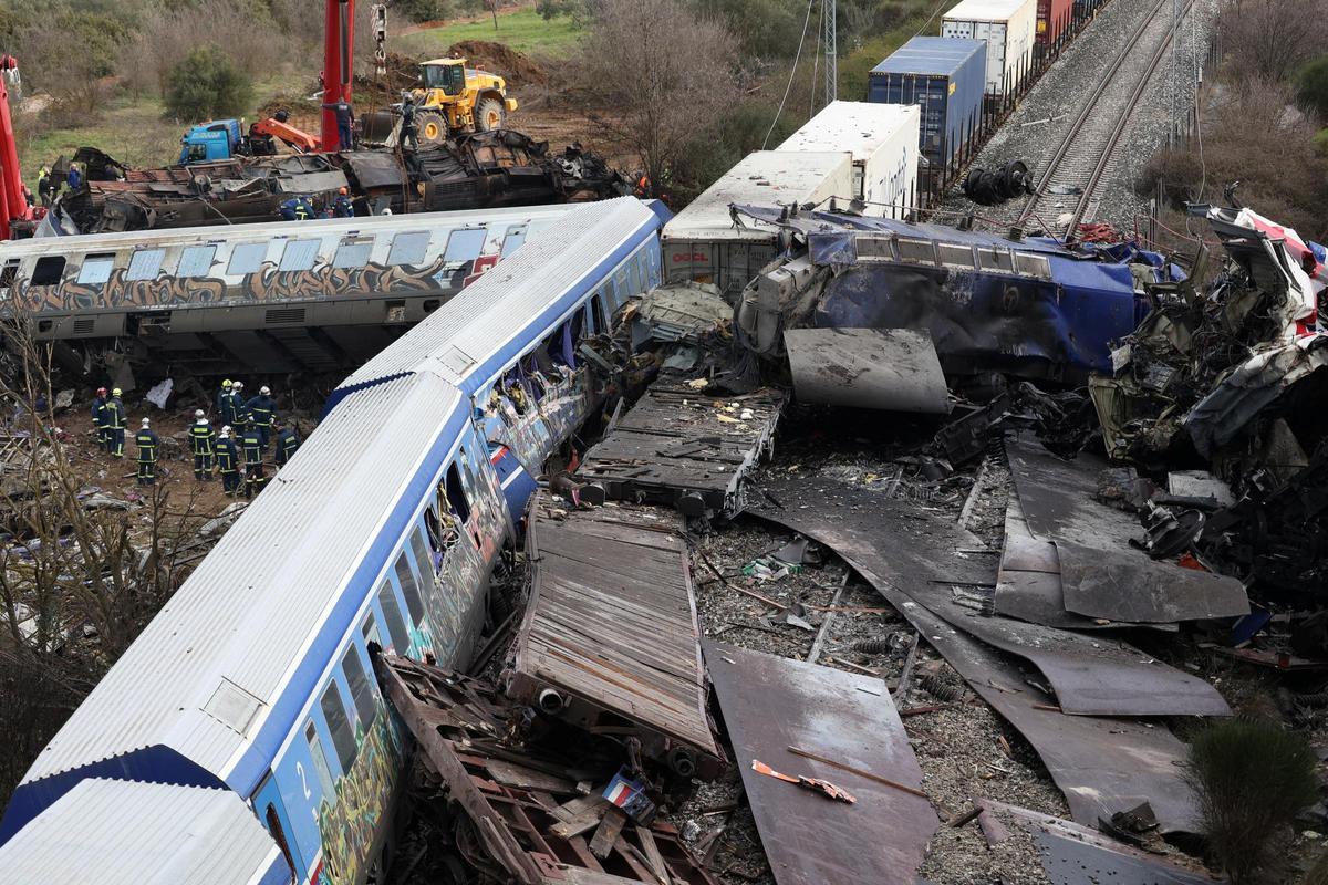 Más de 30 muertos en Grecia al chocar un tren de pasajeros y un ...