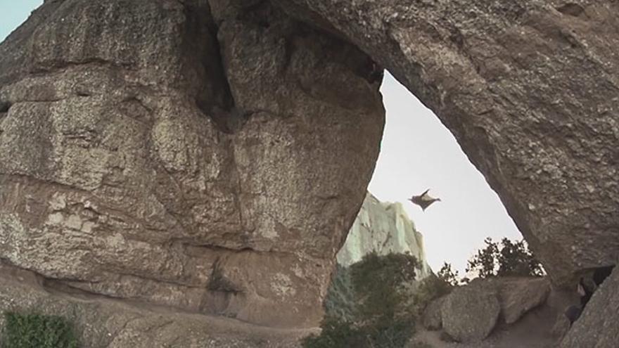 Espectacular vuelo por la Roca Foradada de Montserrat