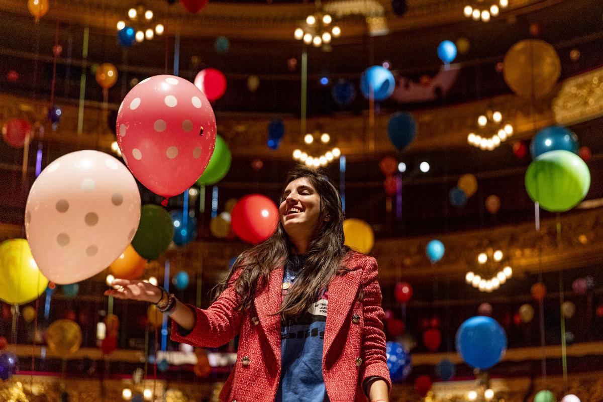 La artista brasileña Flávia Junqueira llena de globos el Liceu