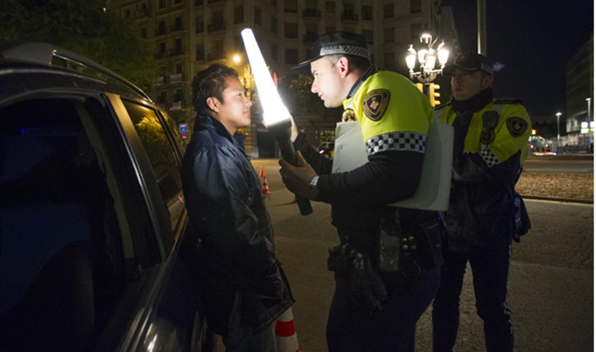 Patrulla de controles de alcoholemia con la Guàrdia Urbana