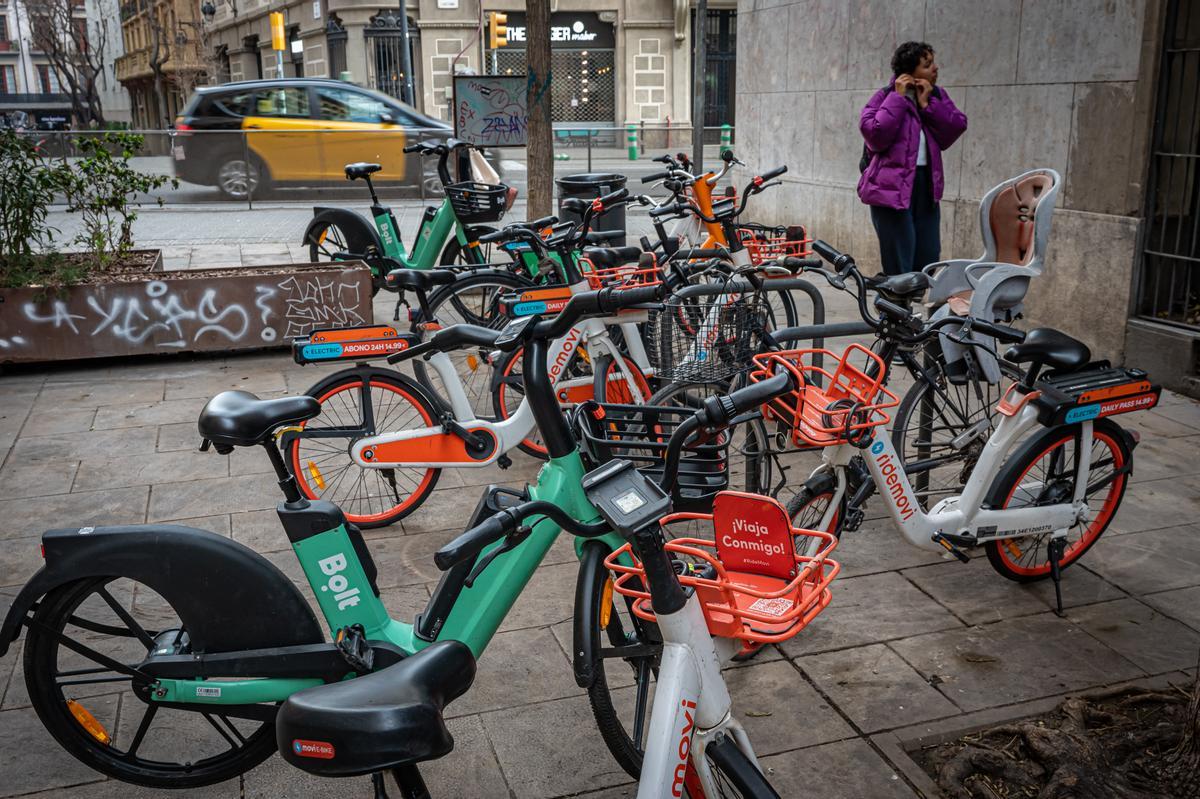 Bicicletas compartidas ocupan estacionamientos públicos de Barcelona ...