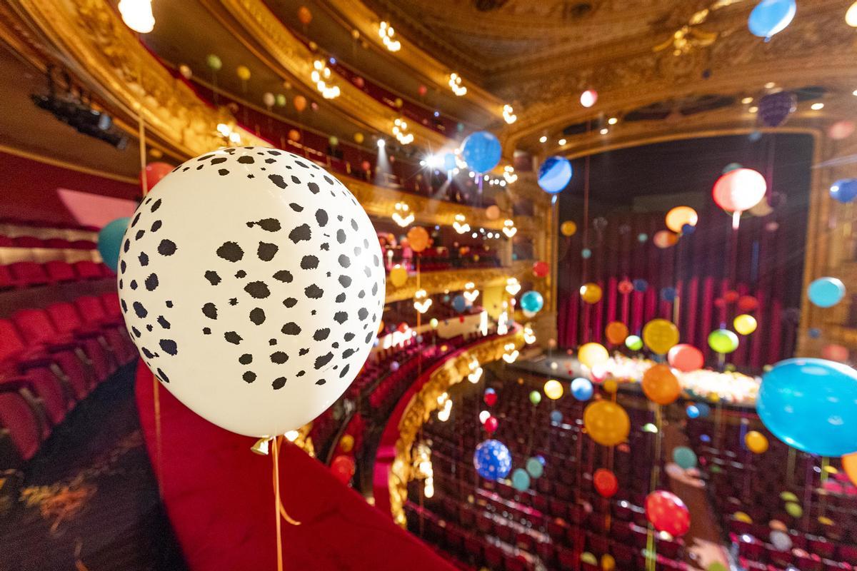 La artista brasileña Flávia Junqueira llena de globos el Liceu