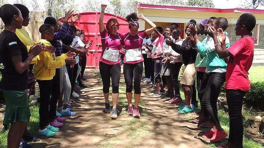 Dos españolas corren un maratón en el Masai Mara para salvar vidas