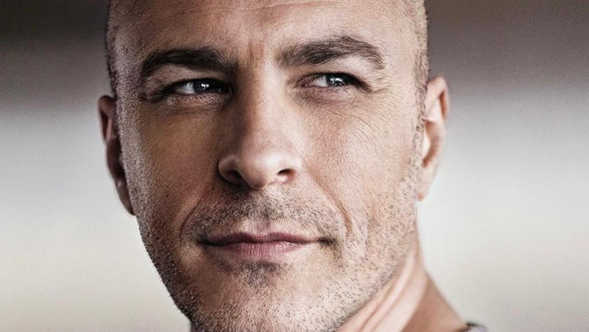 Entrevista Roberto Álamo | Para cantar el 'Cara el sol' me chivaban la ...