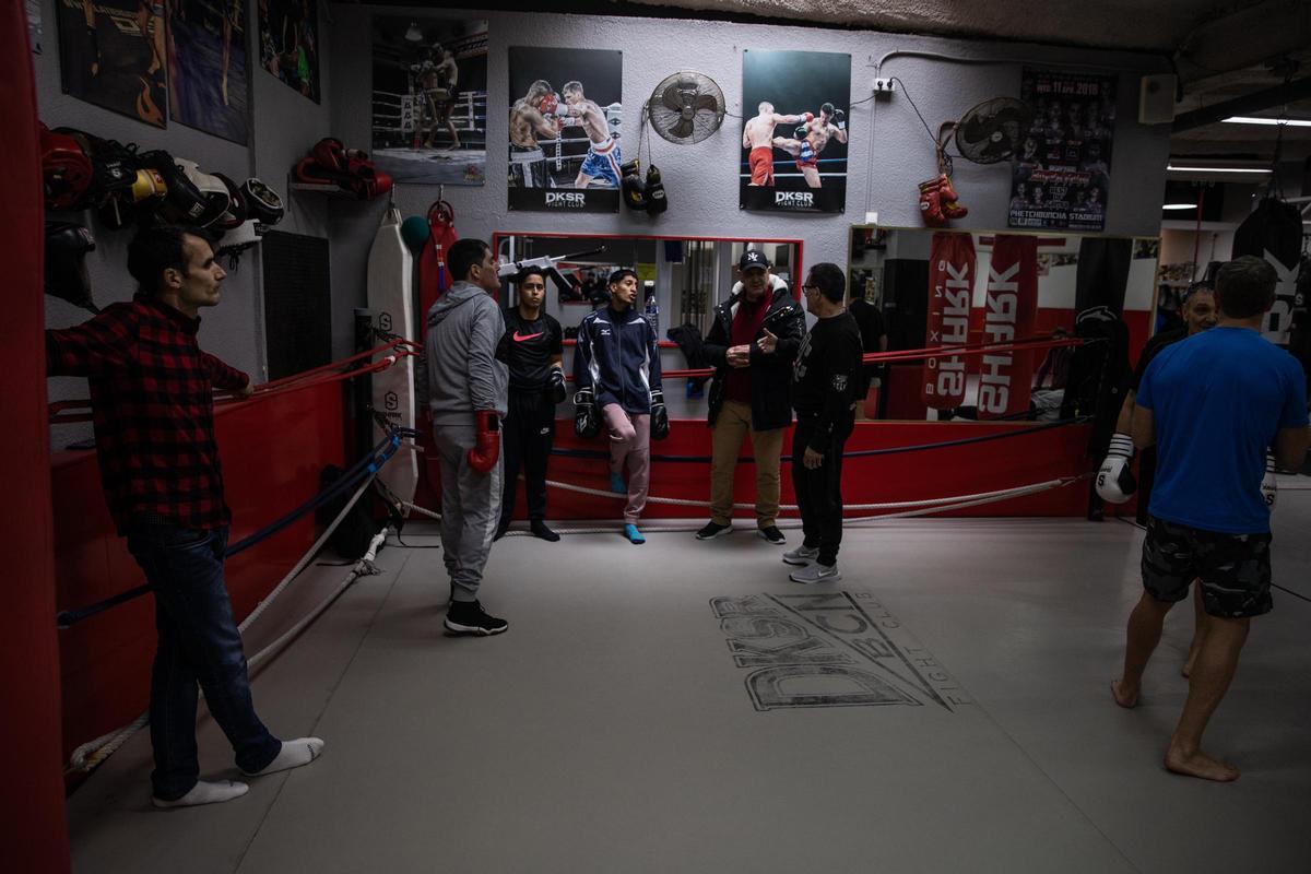 Dins del ring de boxa que rehabilita toxicòmans a Barcelona