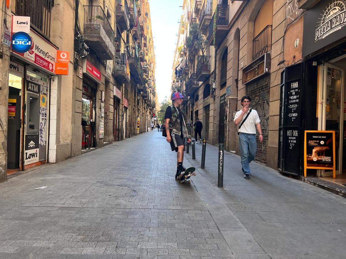 Los bares del Raval alertan de una eclosión de botellones por sus ...