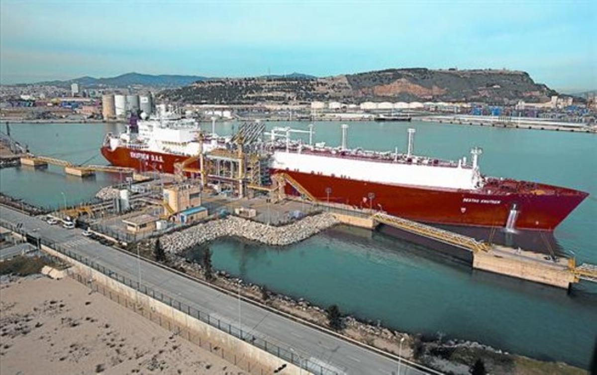El puerto barcelonés apuesta por el gas para bajar la polución