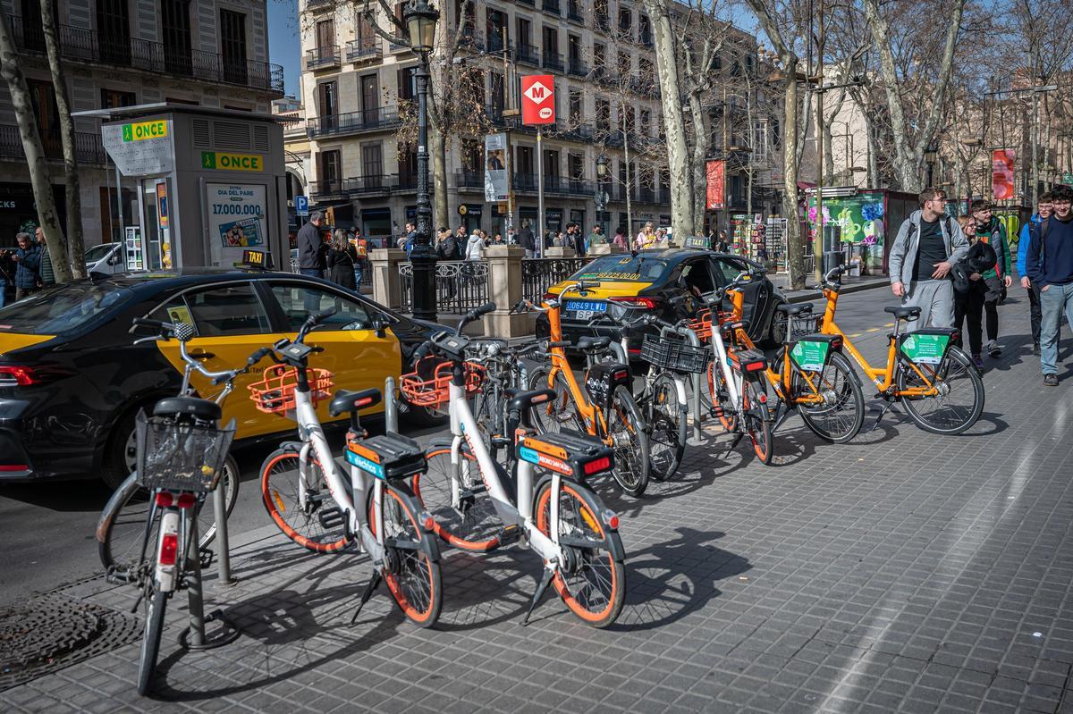 Bicicletas compartidas ocupan estacionamientos públicos de Barcelona ...