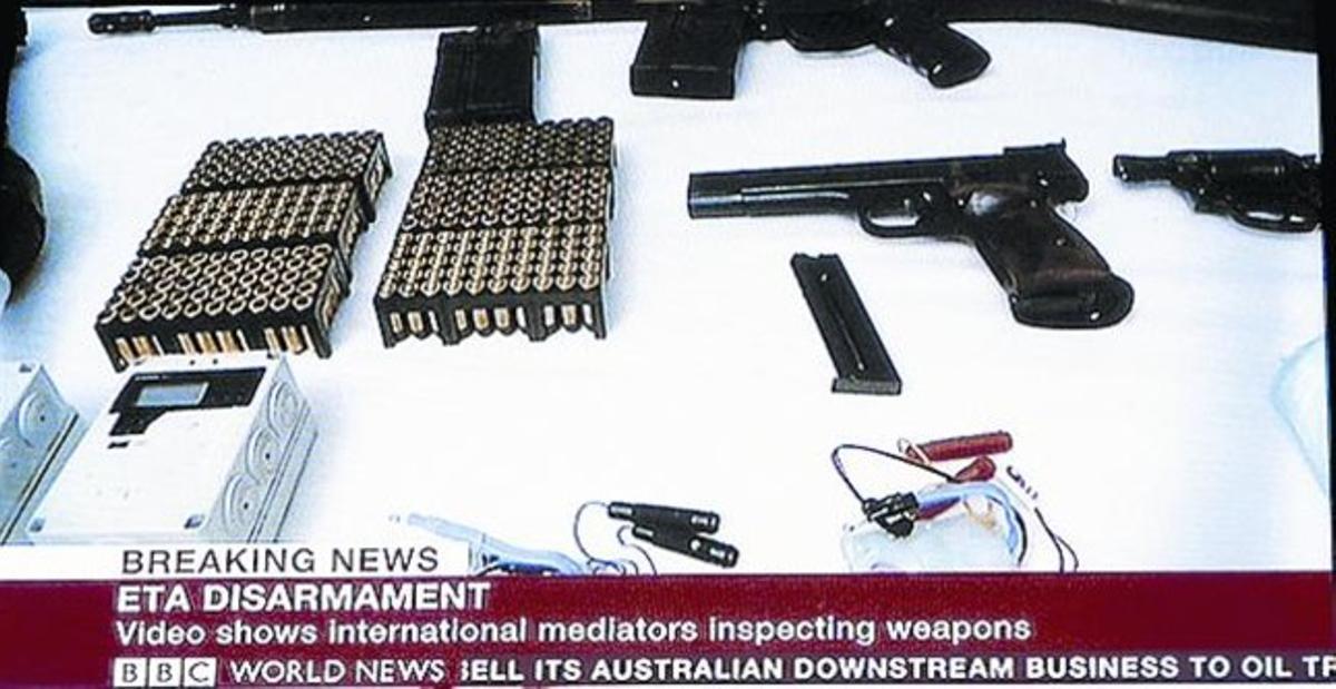 ETA inicia un desarme por etapas con una mínima parte de su arsenal