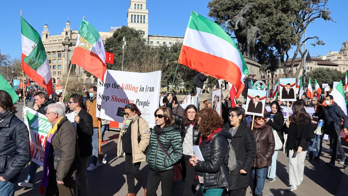 800 personas se manifestan en Barcelona por los derechos humanos en Irán