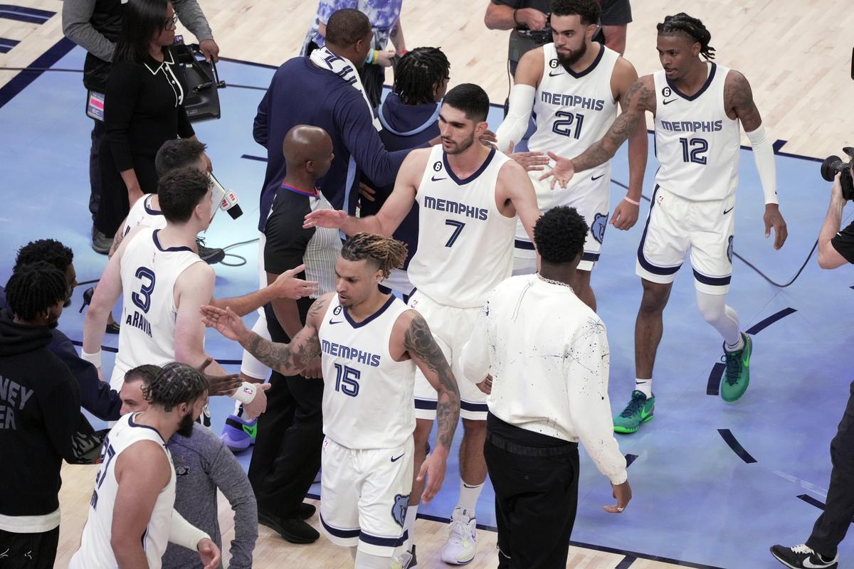 Aldama brilla en su debut como titular en los Grizzlies con 18 puntos y ...