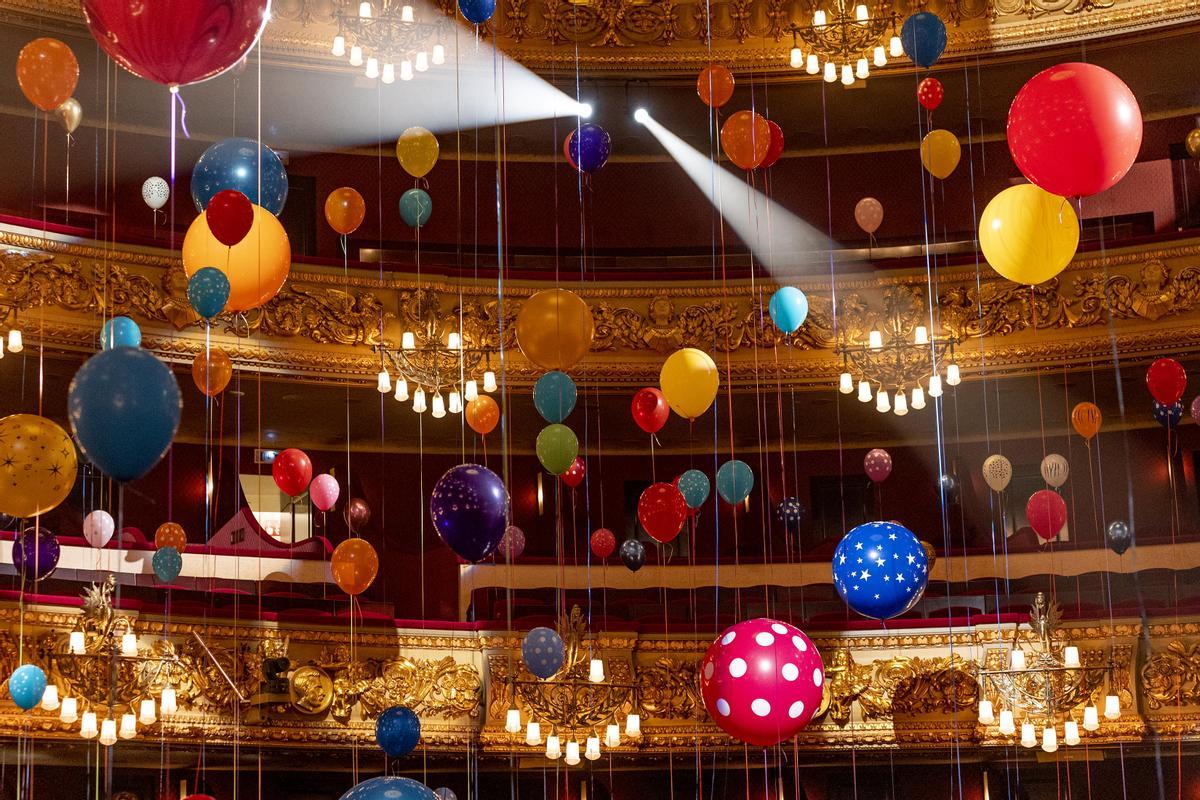 La artista brasileña Flávia Junqueira llena de globos el Liceu