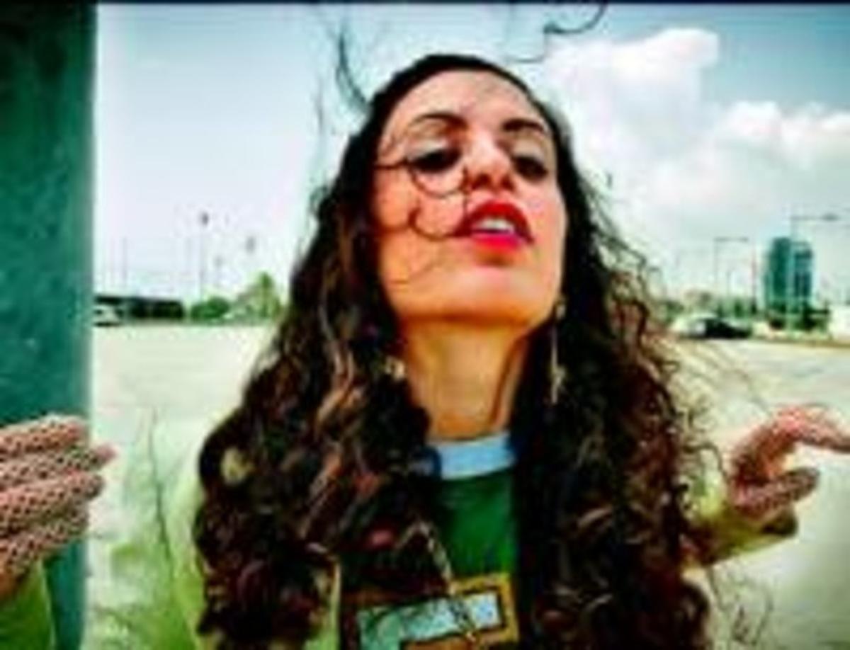 LA CANTANTE NUBLA ENSEÑA CASTELLANO A LOS BRITÁNICOS