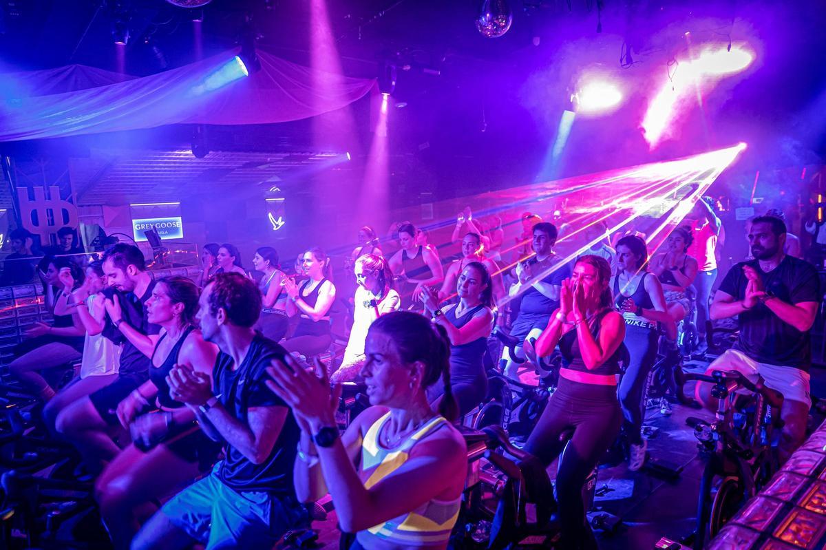 Sesión de ciclismo 'indoor' de Lapso Studios en la discoteca Bling ...