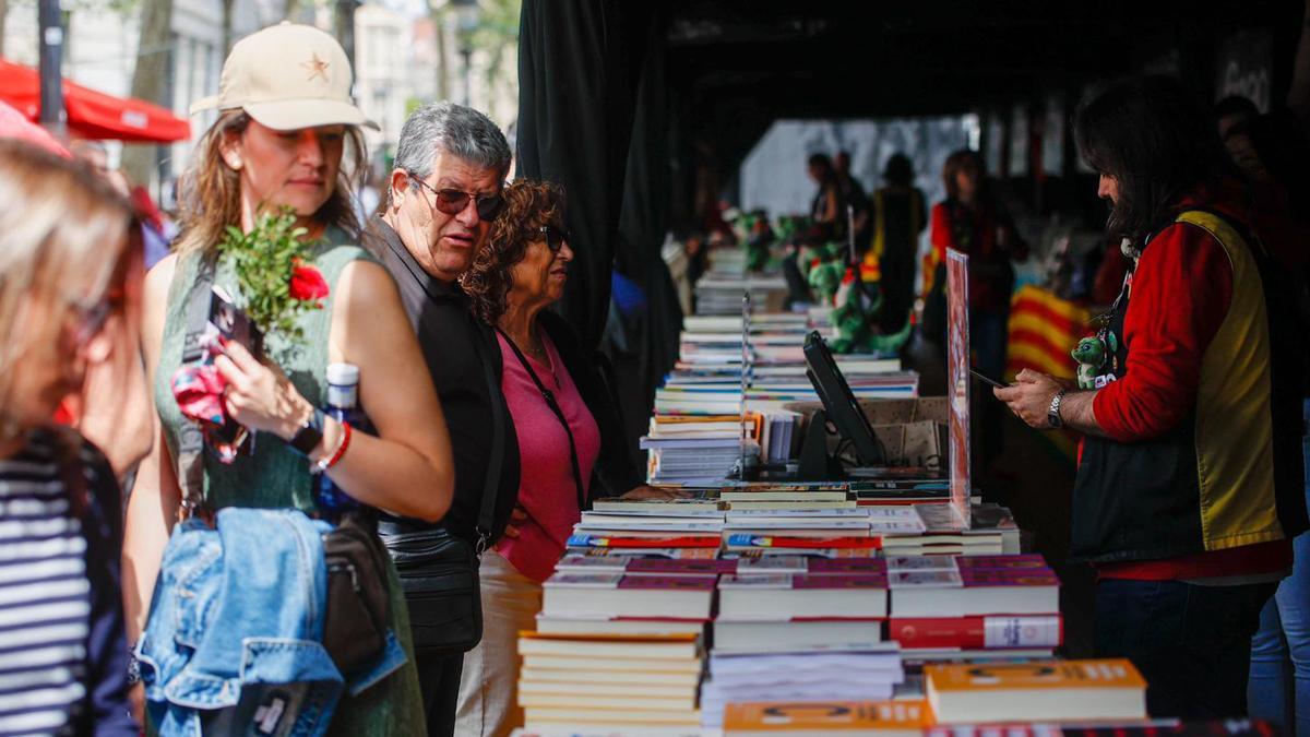 Barcelona ya huele a Sant Jordi | FOTOS