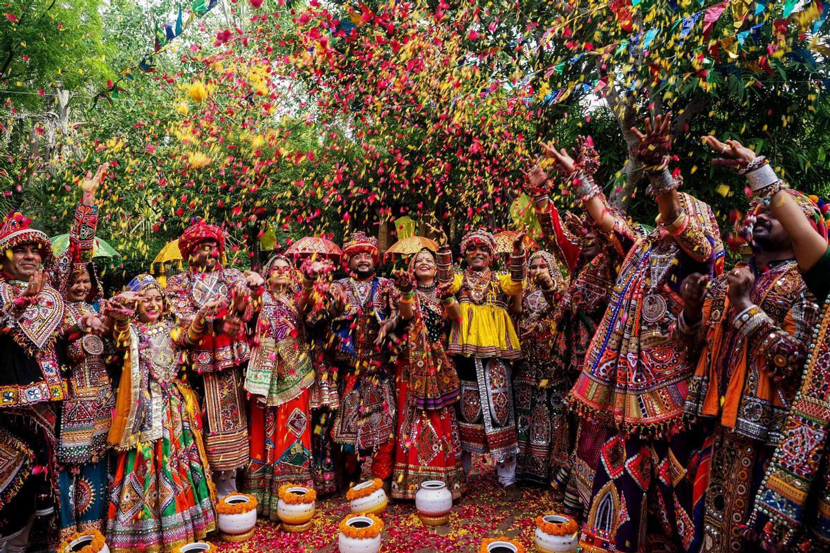 Ensayos del baile tradicional de Garba para el festival hindú de ...