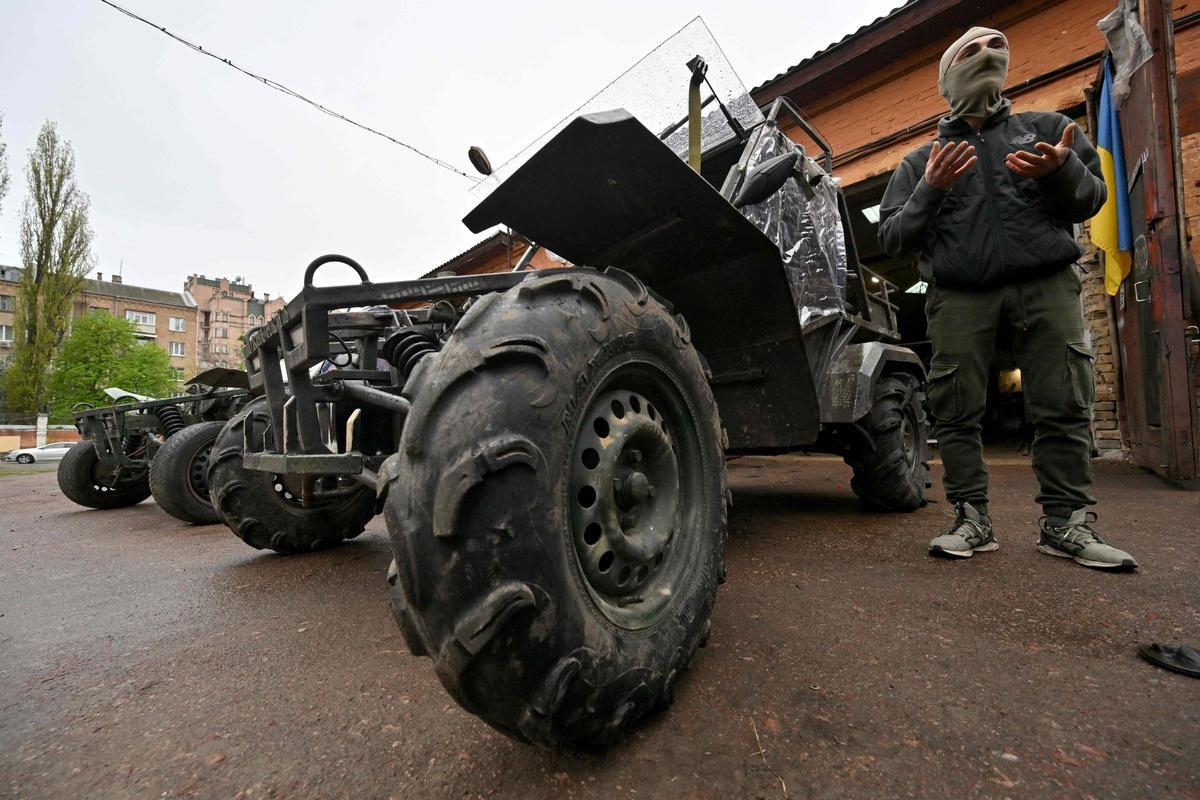 Quads al estilo 'Mad Max' en Ucrania para ayudar al Ejército | FOTOS