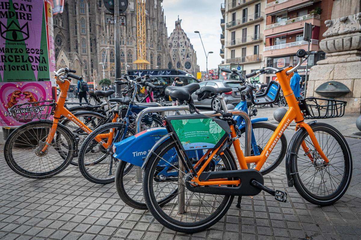 Bicicletas compartidas ocupan estacionamientos públicos de Barcelona ...