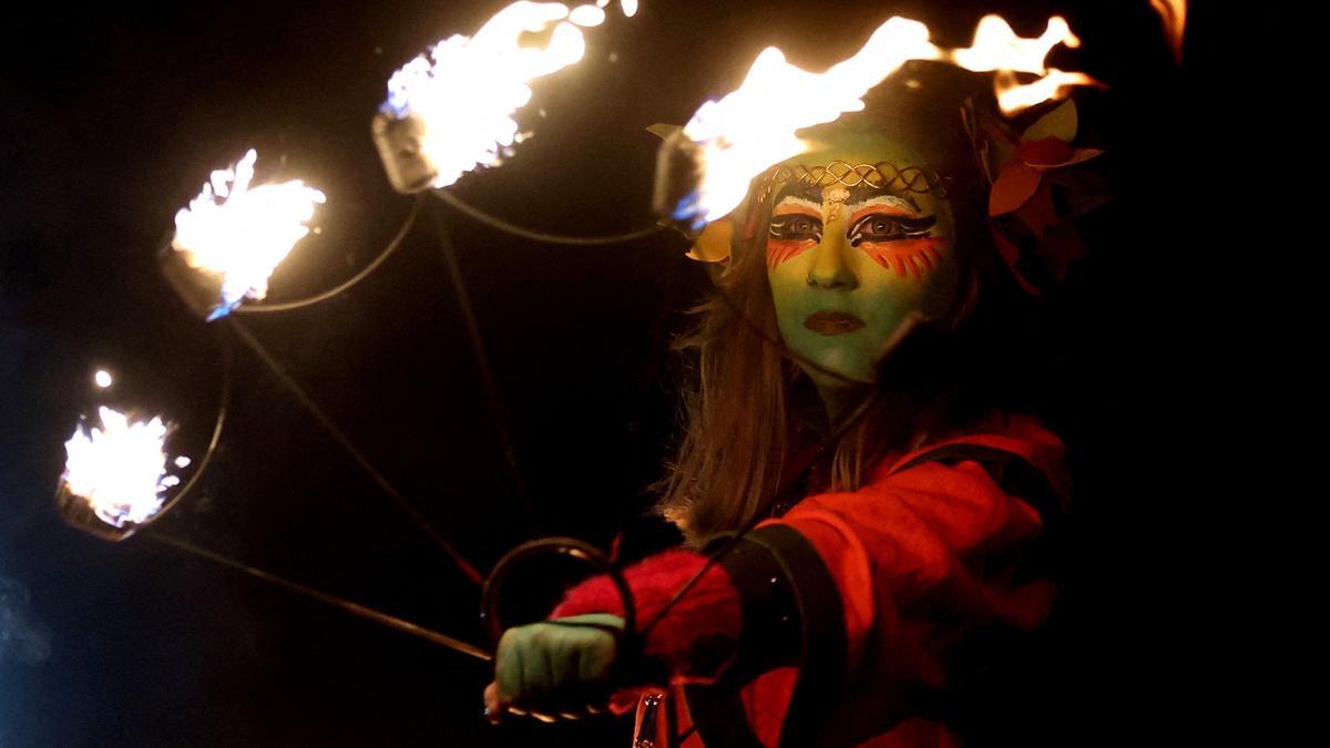 Festival del fuego de Samhuinn en Holyrood Park en Edimburgo, Escocia ...
