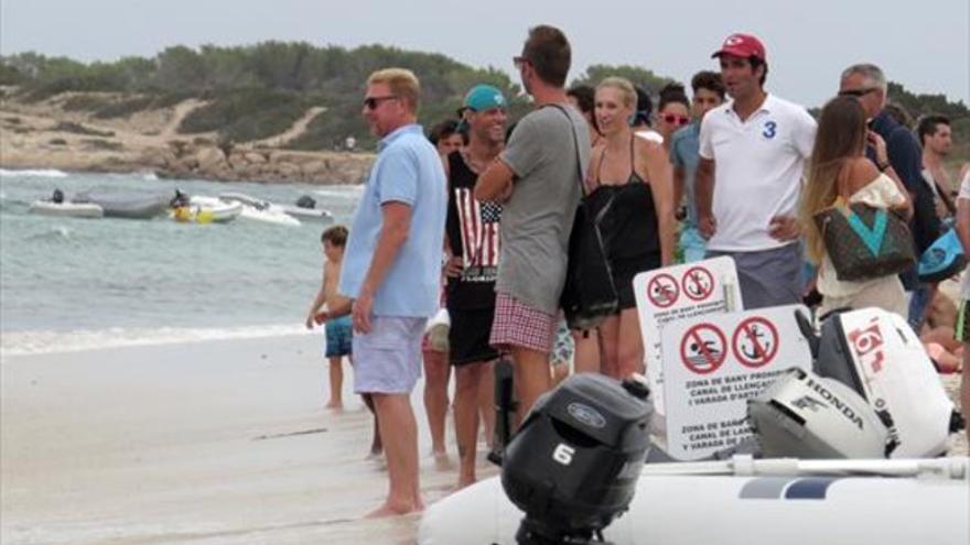 Boris Becker navega con la familia en Formentera