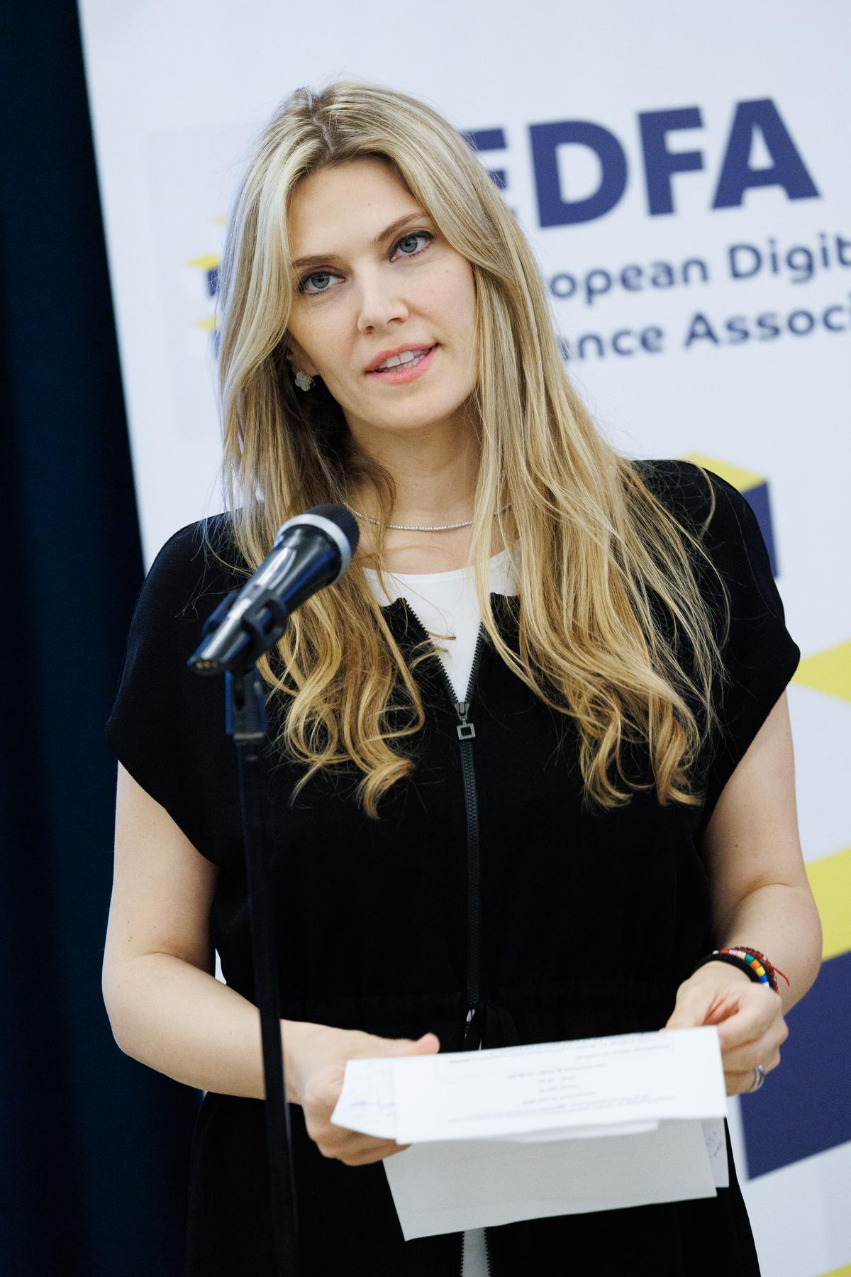 La Eurocámara destituye a Eva Kaili como vicepresidenta por el caso ...